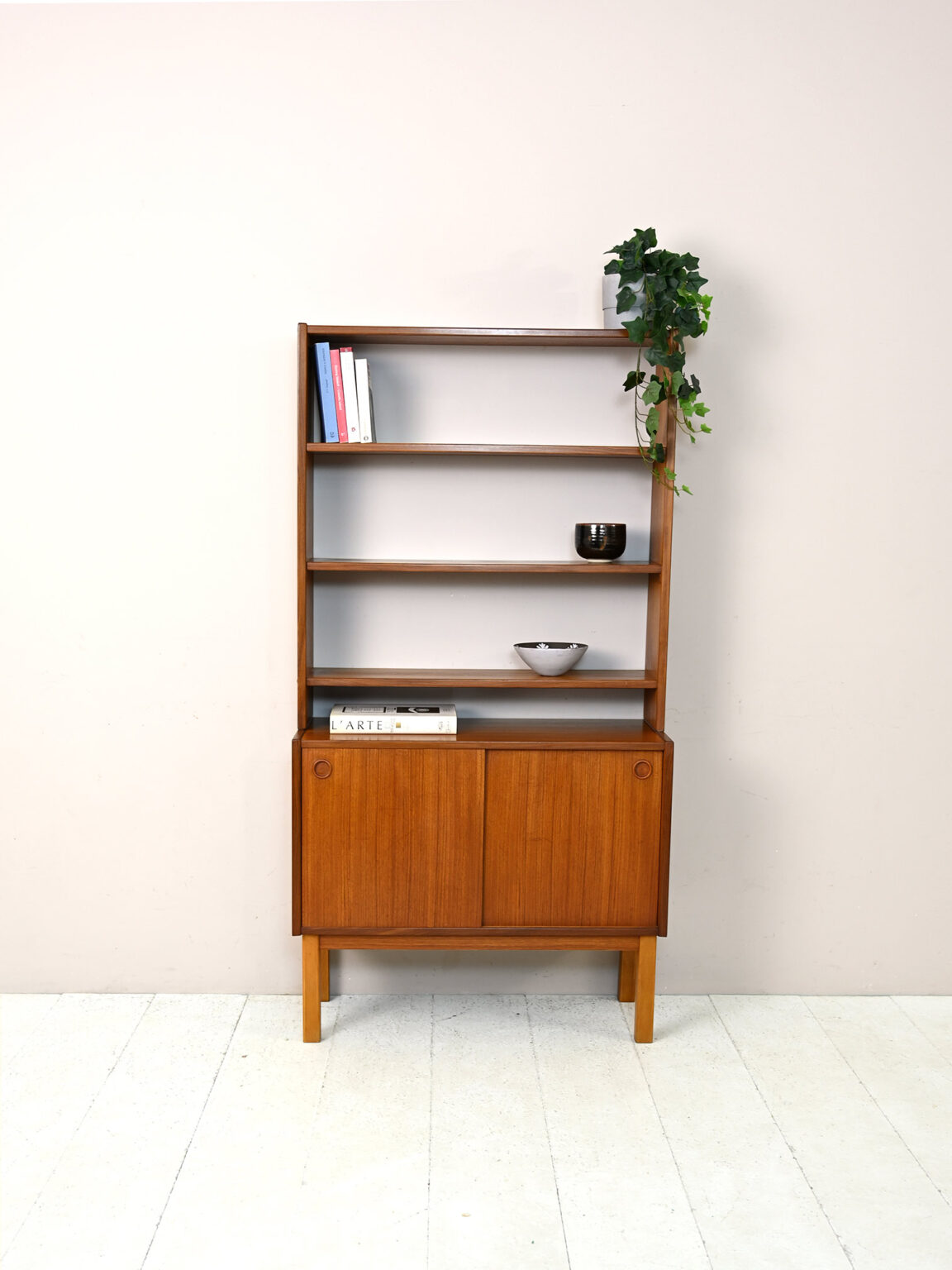 Scandinavian bookshelf with cabinet | Casafika