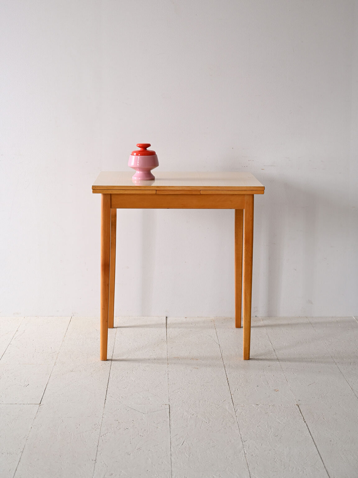 Extendable Scandinavian formica table | Casafika