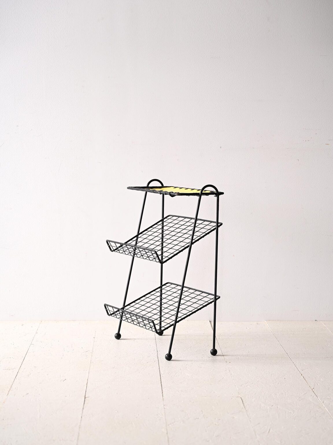 Black metal magazine rack | Casafika
