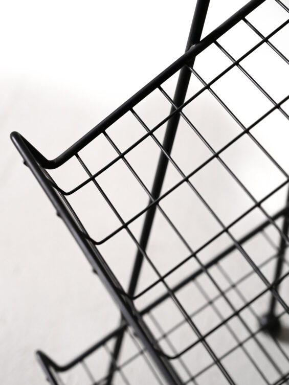 Black metal magazine rack | Casafika