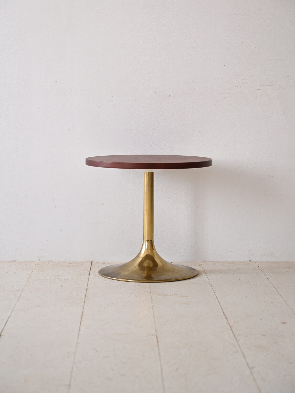 Vintage round side table in leather and metal | Casafika