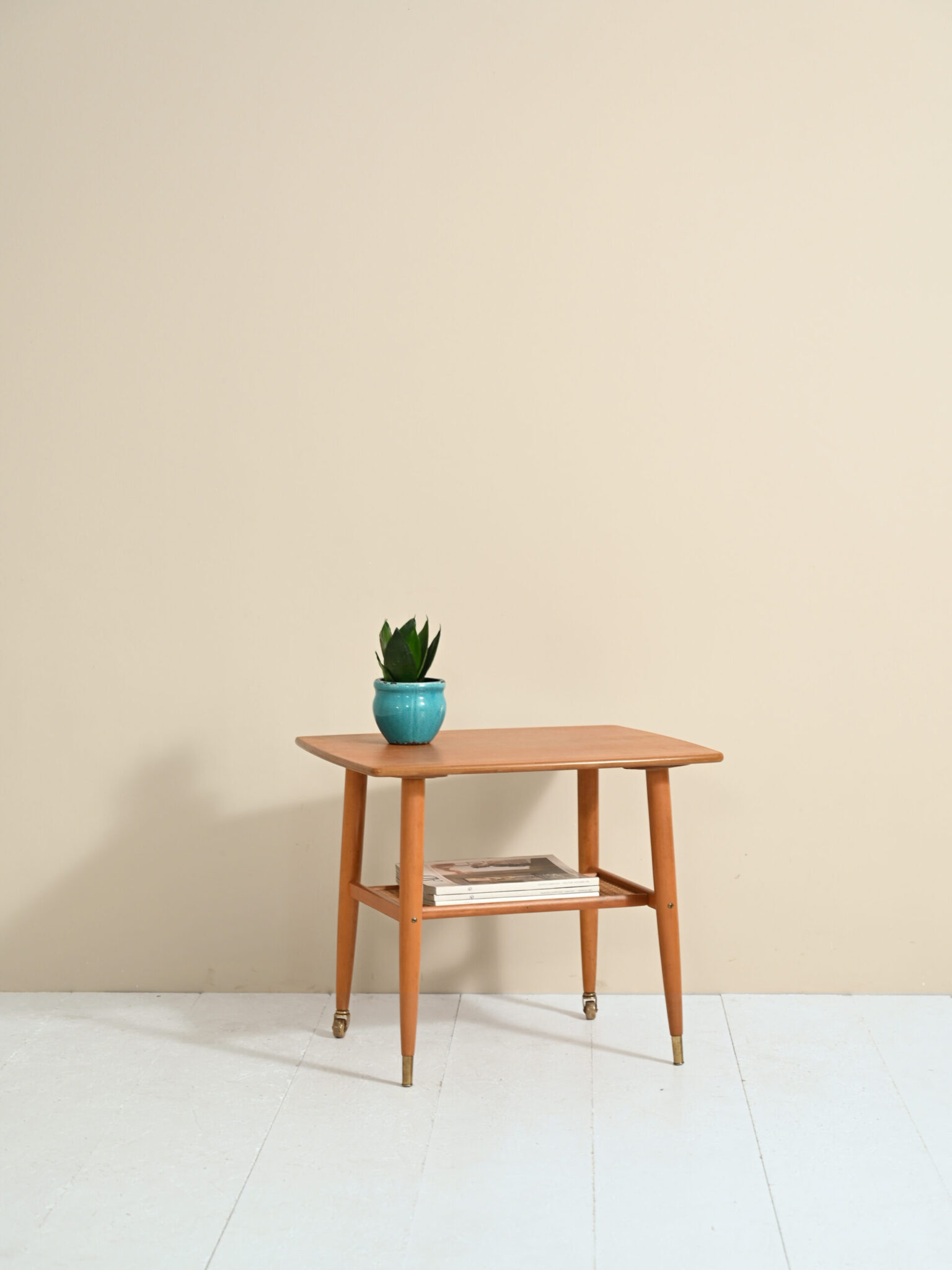 Scandinavian side table with wheels | Casafika