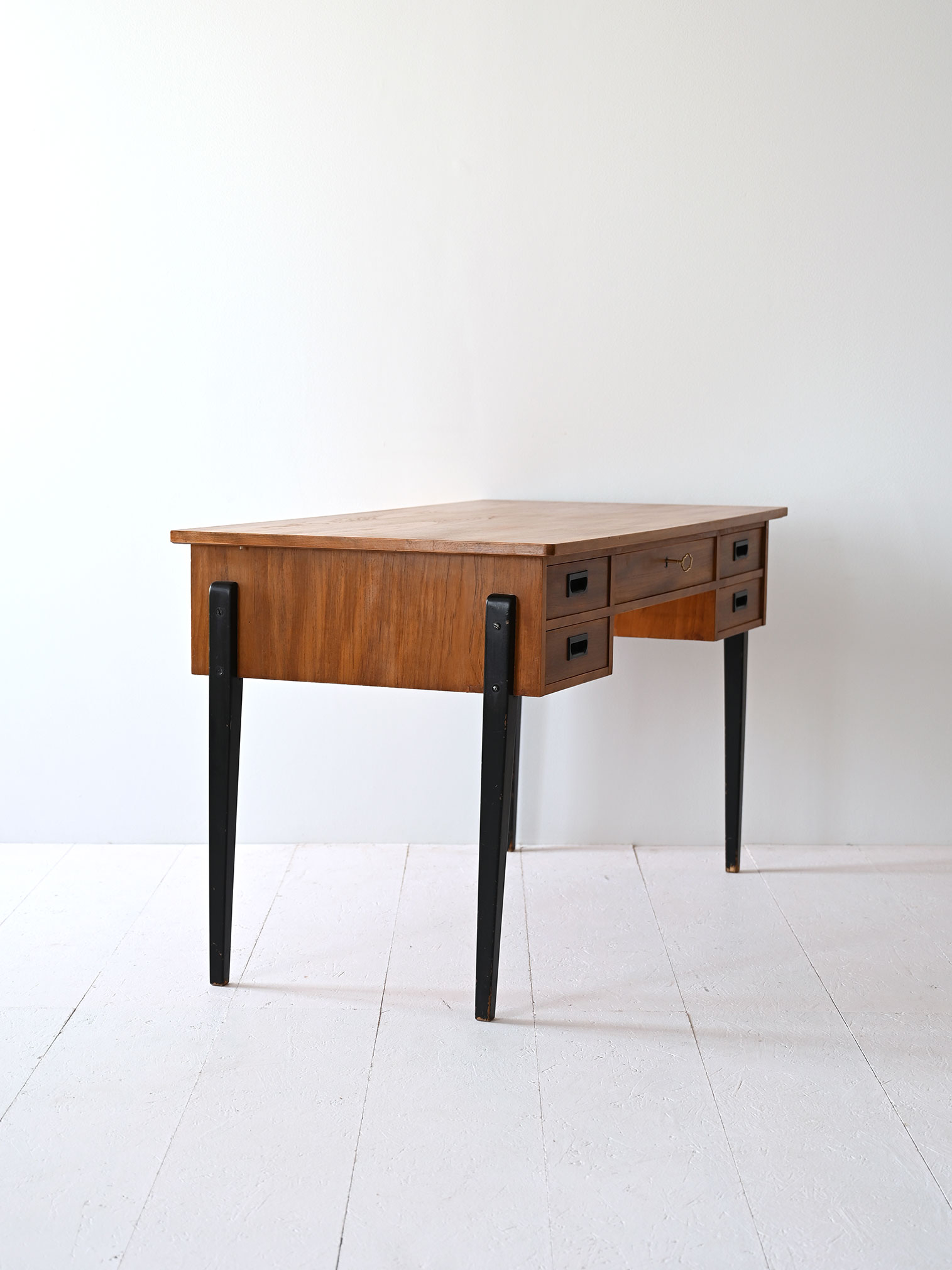Scandinavian desk with black legs | Casafika