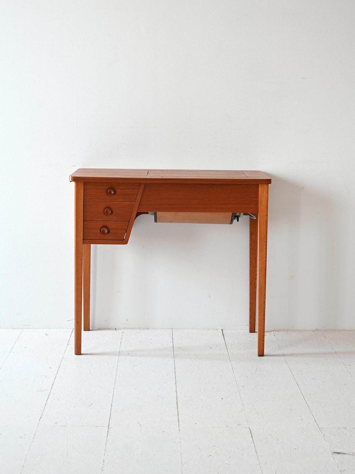 Desk with Singer Sewing Machine | Casafika