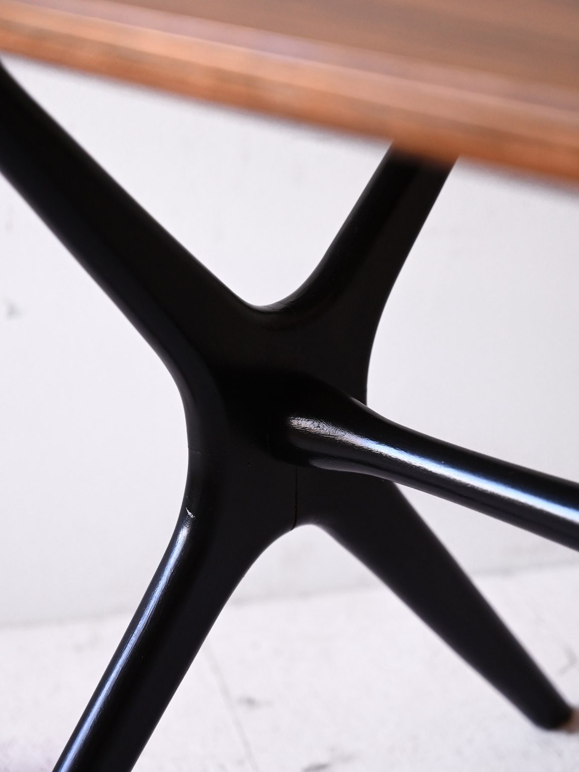 Scandinavian coffee table with black legs | Casafika
