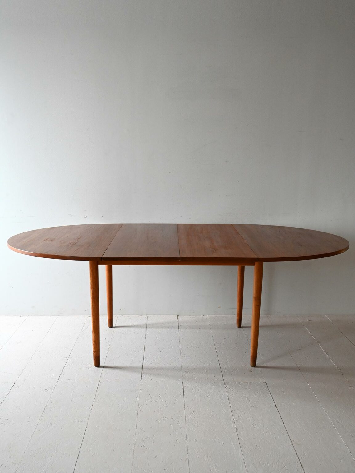 Malta round table by Nils Jonsson | Casafika