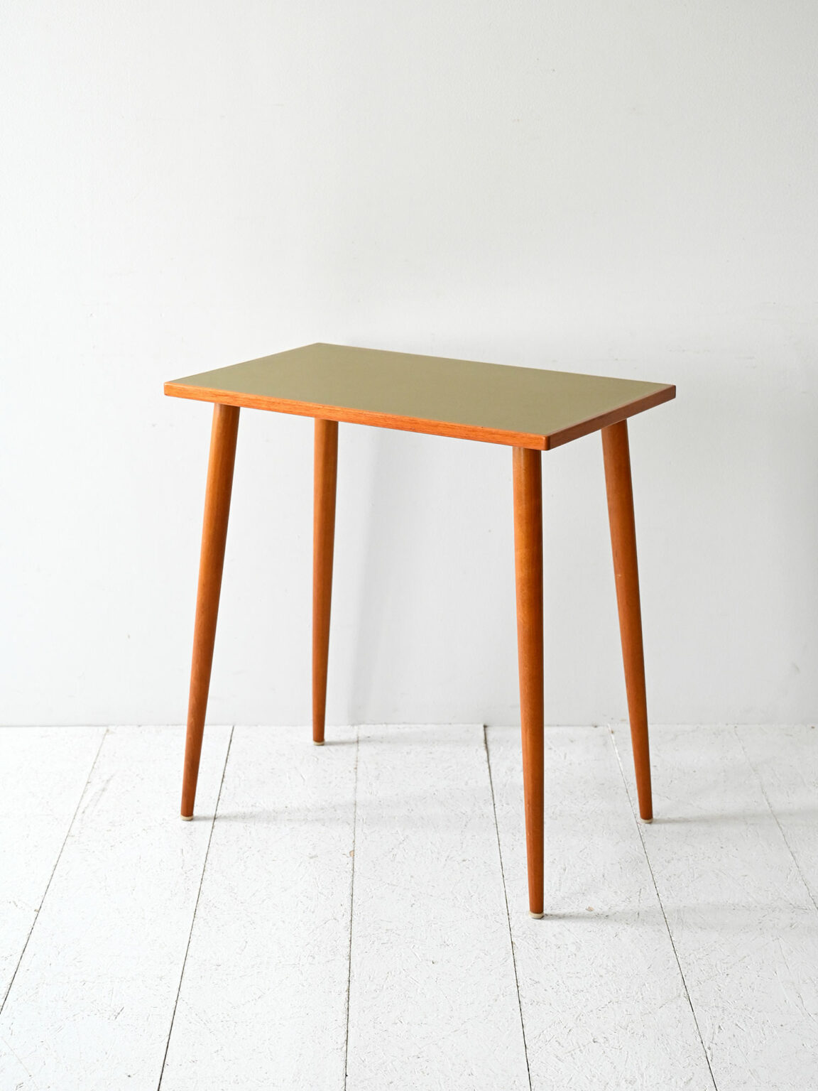 Scandinavian table from the 50s/60s with green formica top | Casafika