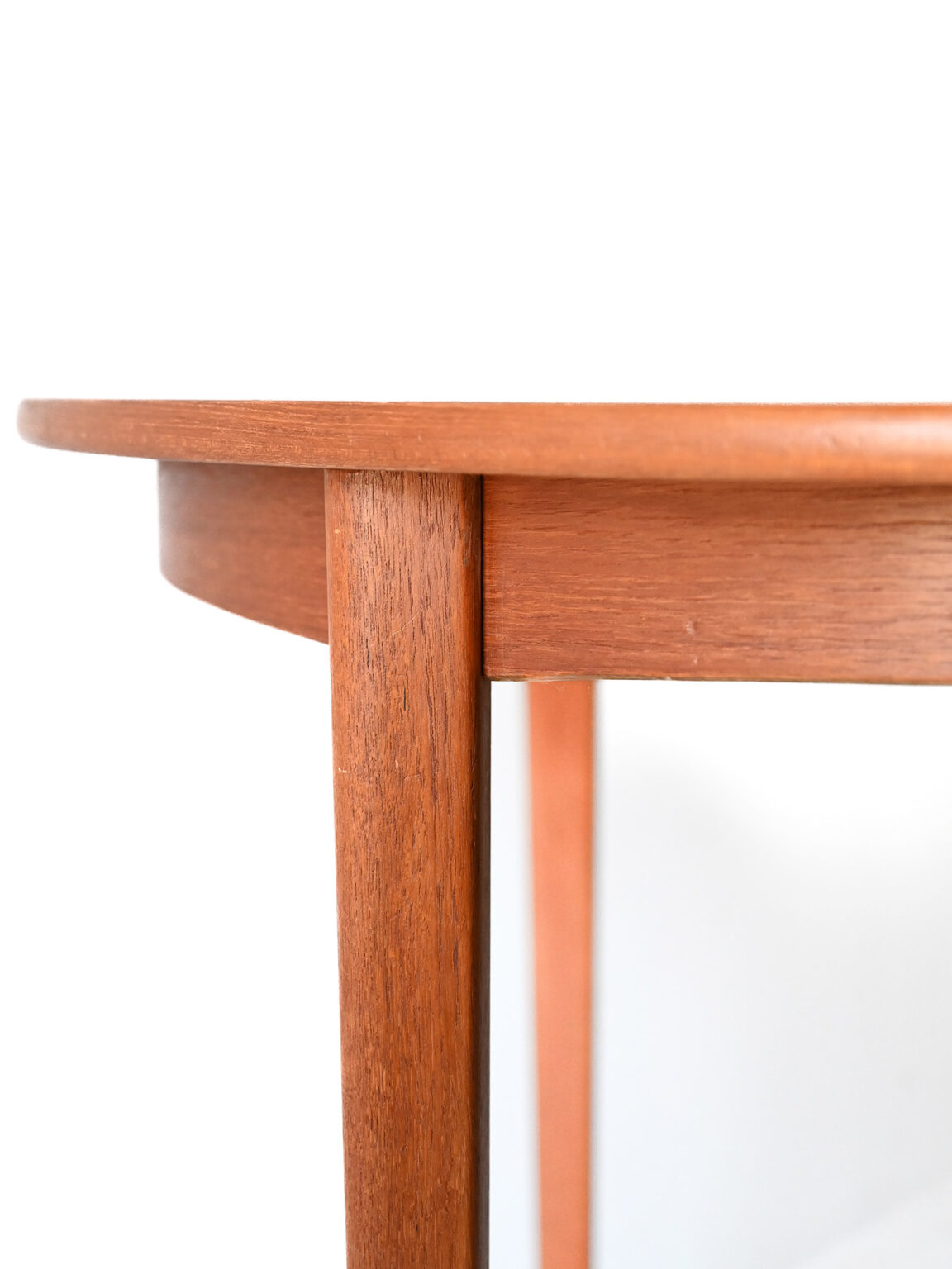 Scandinavian 1960s teak round extendable table | Casafika