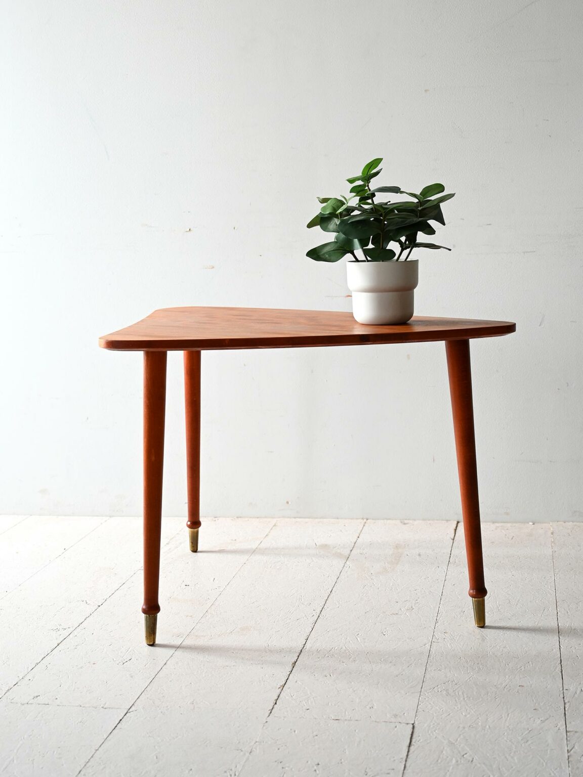 Scandinavian triangular 1950s mahogany coffee table | Casafika