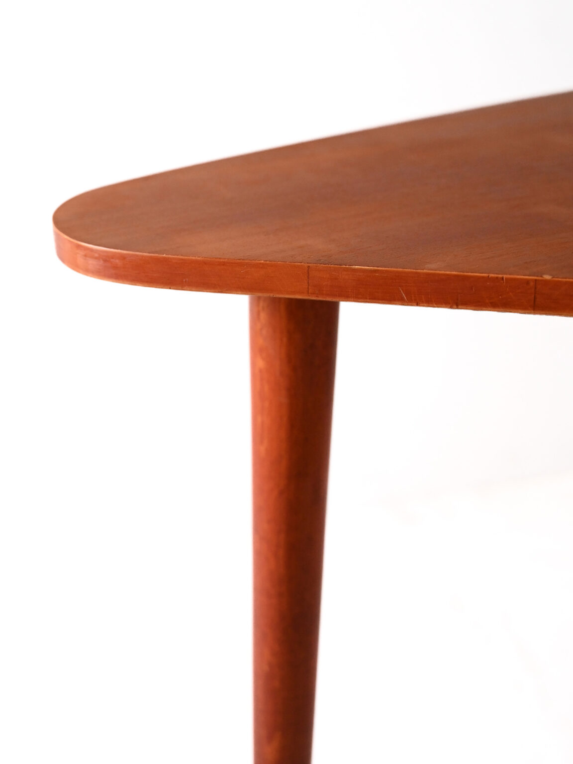 Scandinavian triangular 1950s mahogany coffee table | Casafika