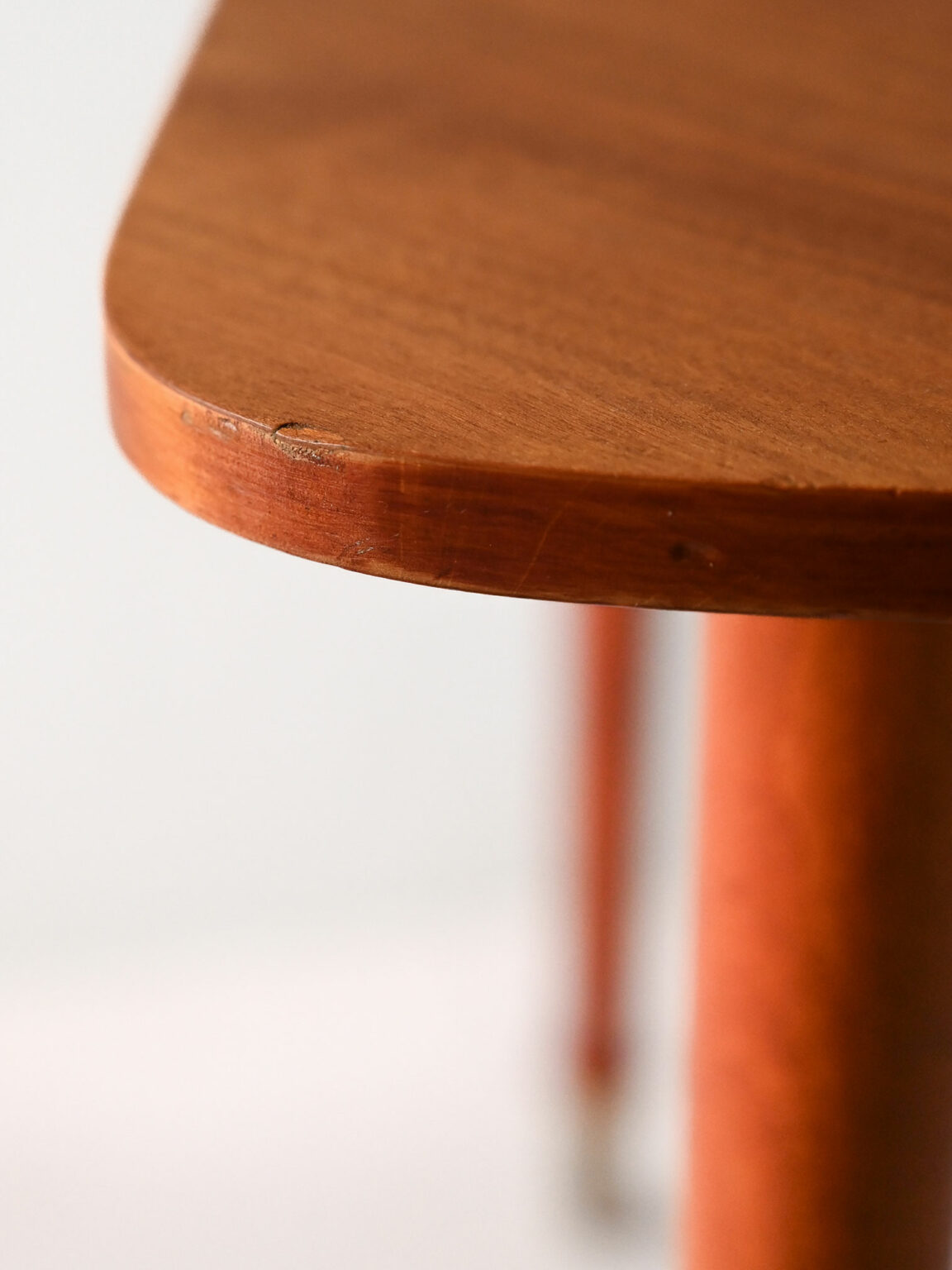 Scandinavian triangular 1950s mahogany coffee table | Casafika