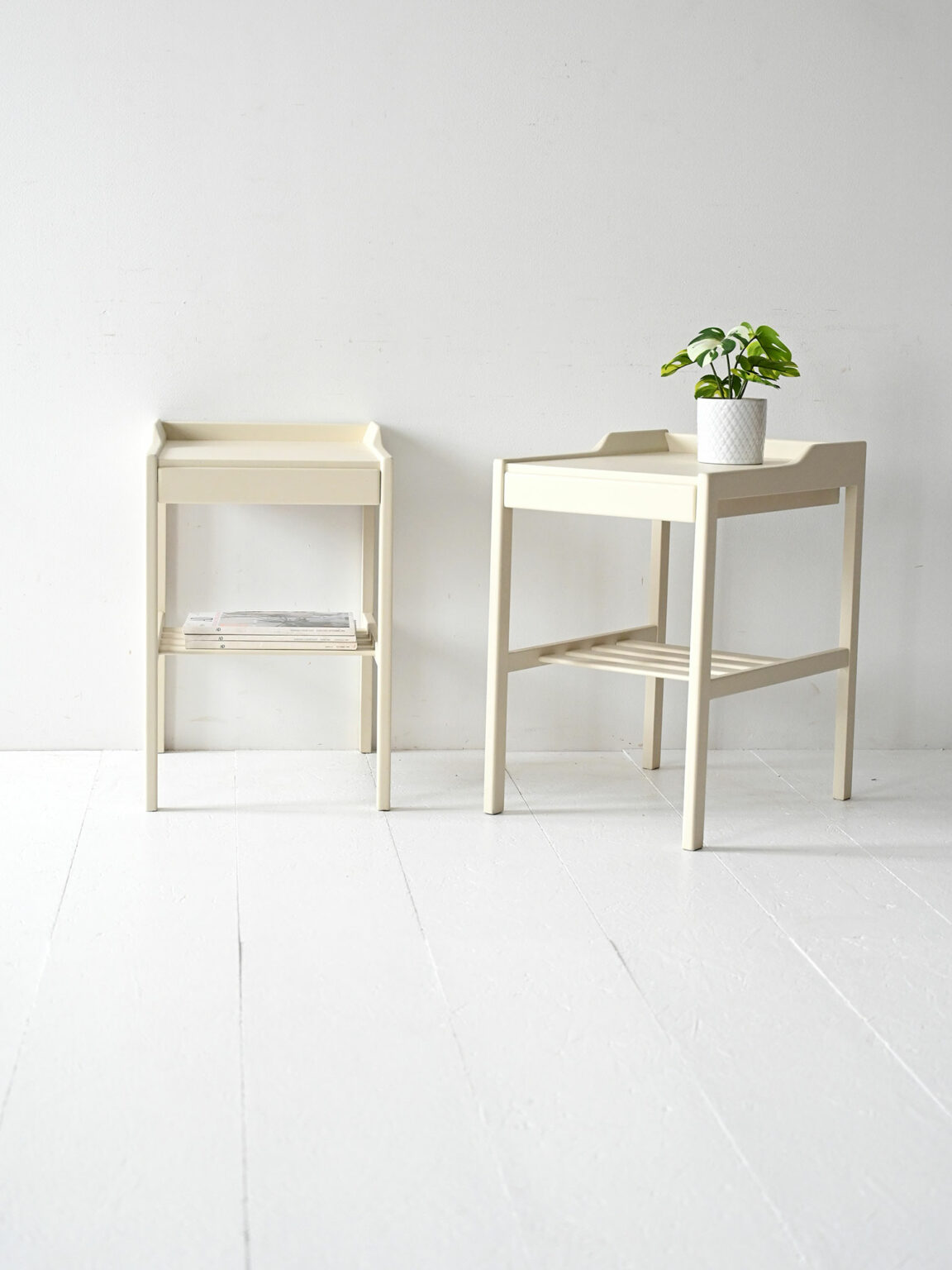Pair of white Scandinavian nightstands from the 1950s | Casafika