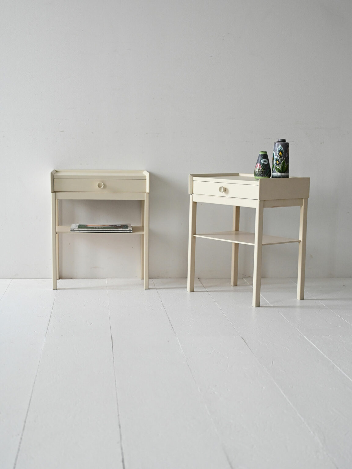 Scandinavian 1960s white lacquered nightstands | Casafika