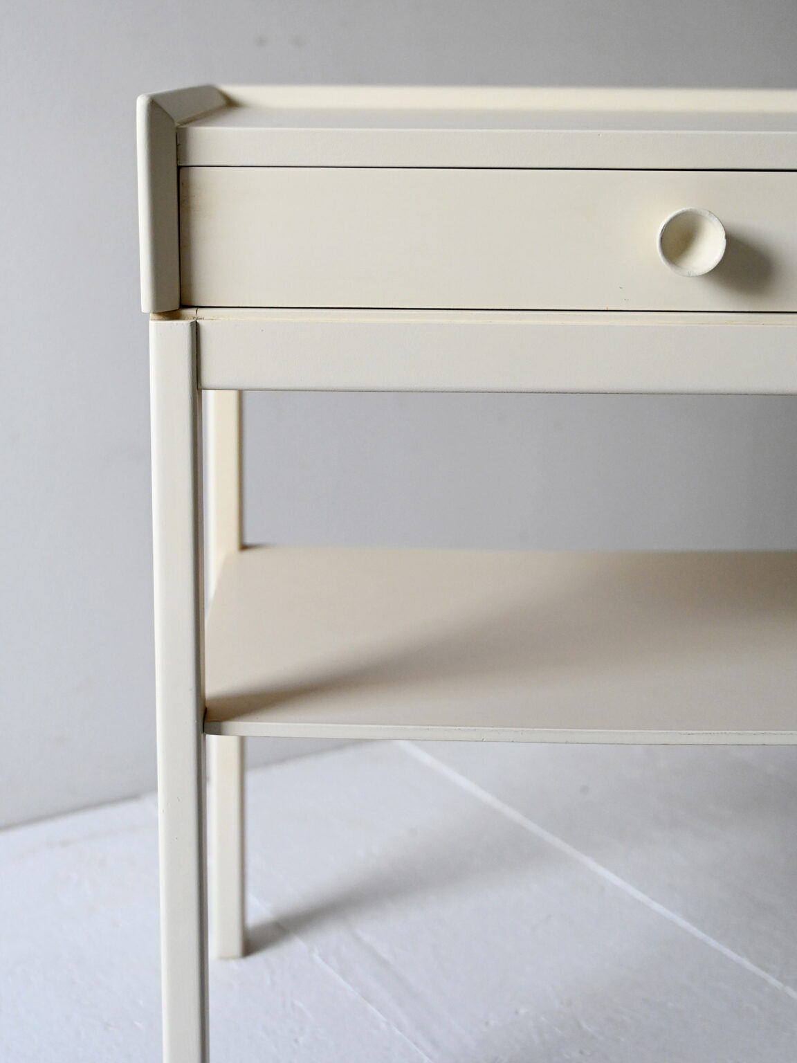 Scandinavian 1960s white lacquered nightstands | Casafika