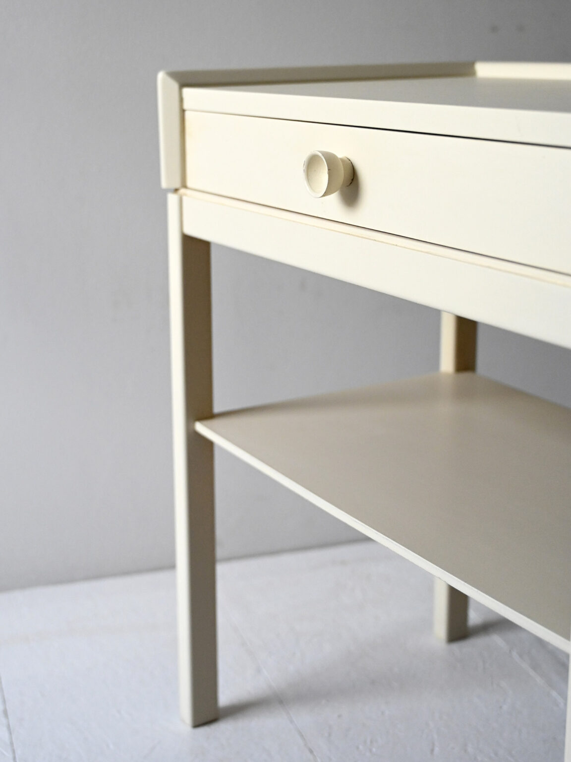 Scandinavian 1960s white lacquered nightstands | Casafika