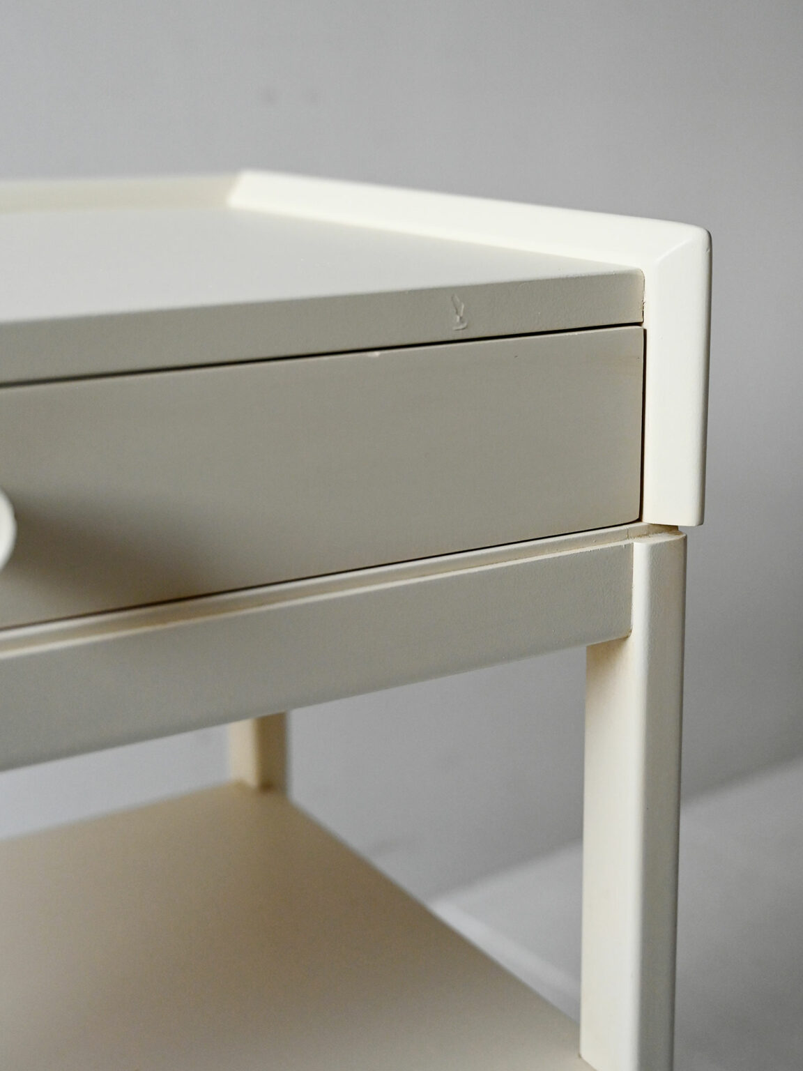 Scandinavian 1960s white lacquered nightstands | Casafika