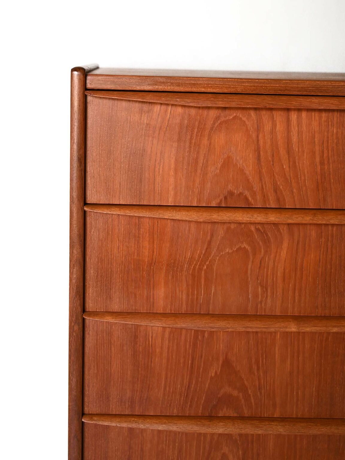 Vintage Scandinavian chest of drawers with overhanging handles | Casafika