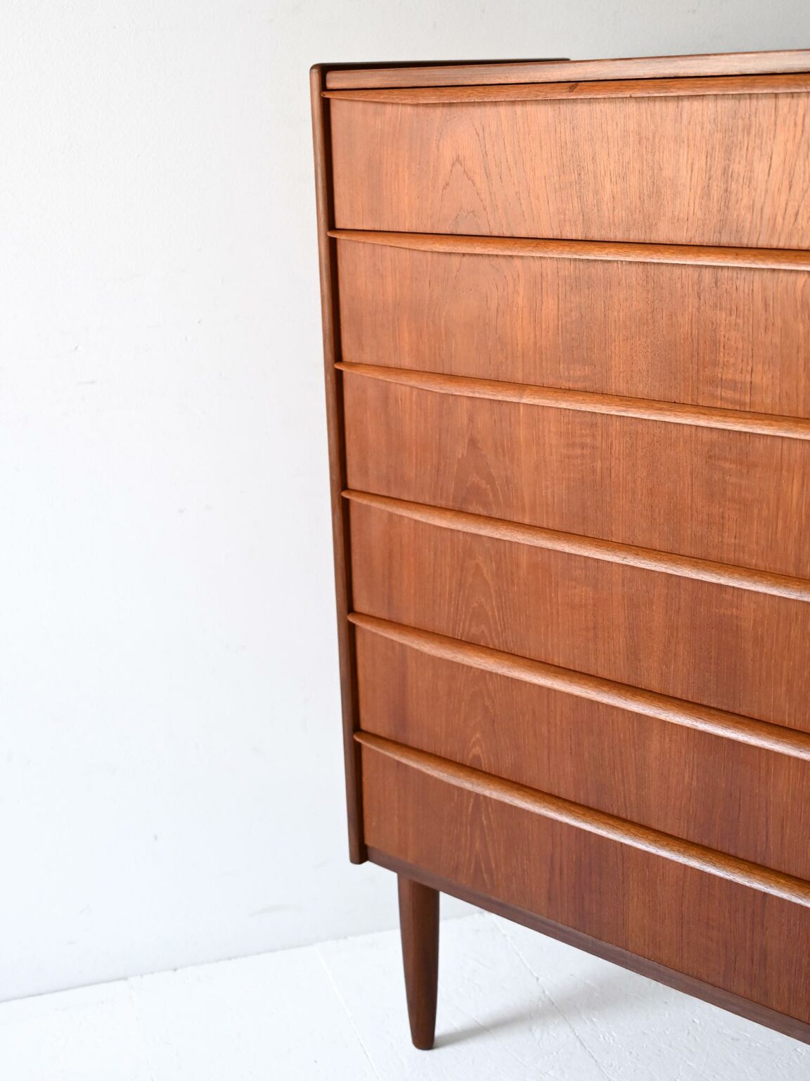 Vintage Scandinavian chest of drawers with overhanging handles | Casafika