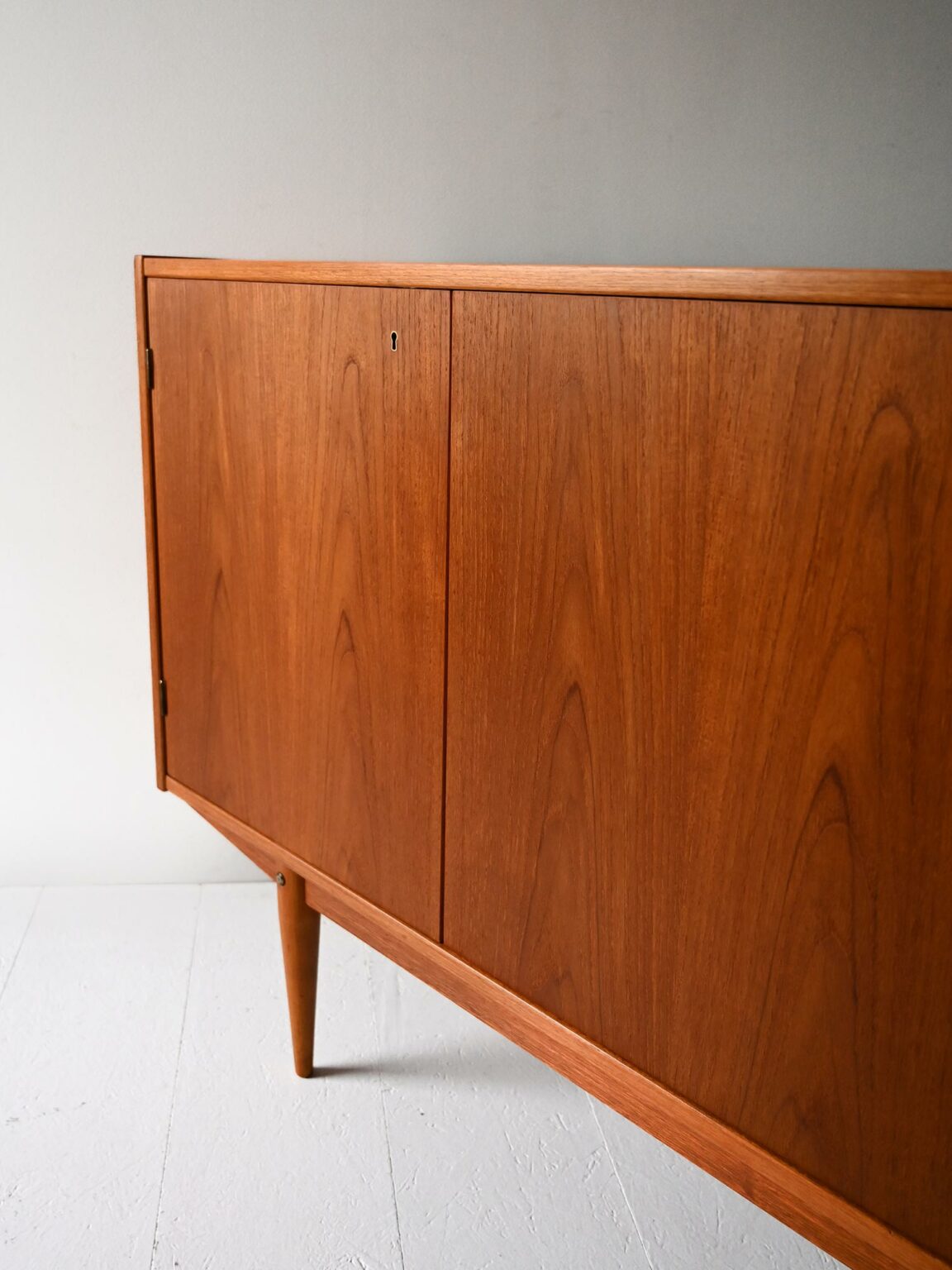 Scandinavian teak highboard with triple compartment | Casafika