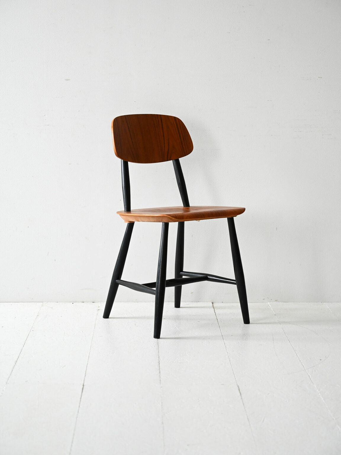 Scandinavian vintage chair with black frame | Casafika