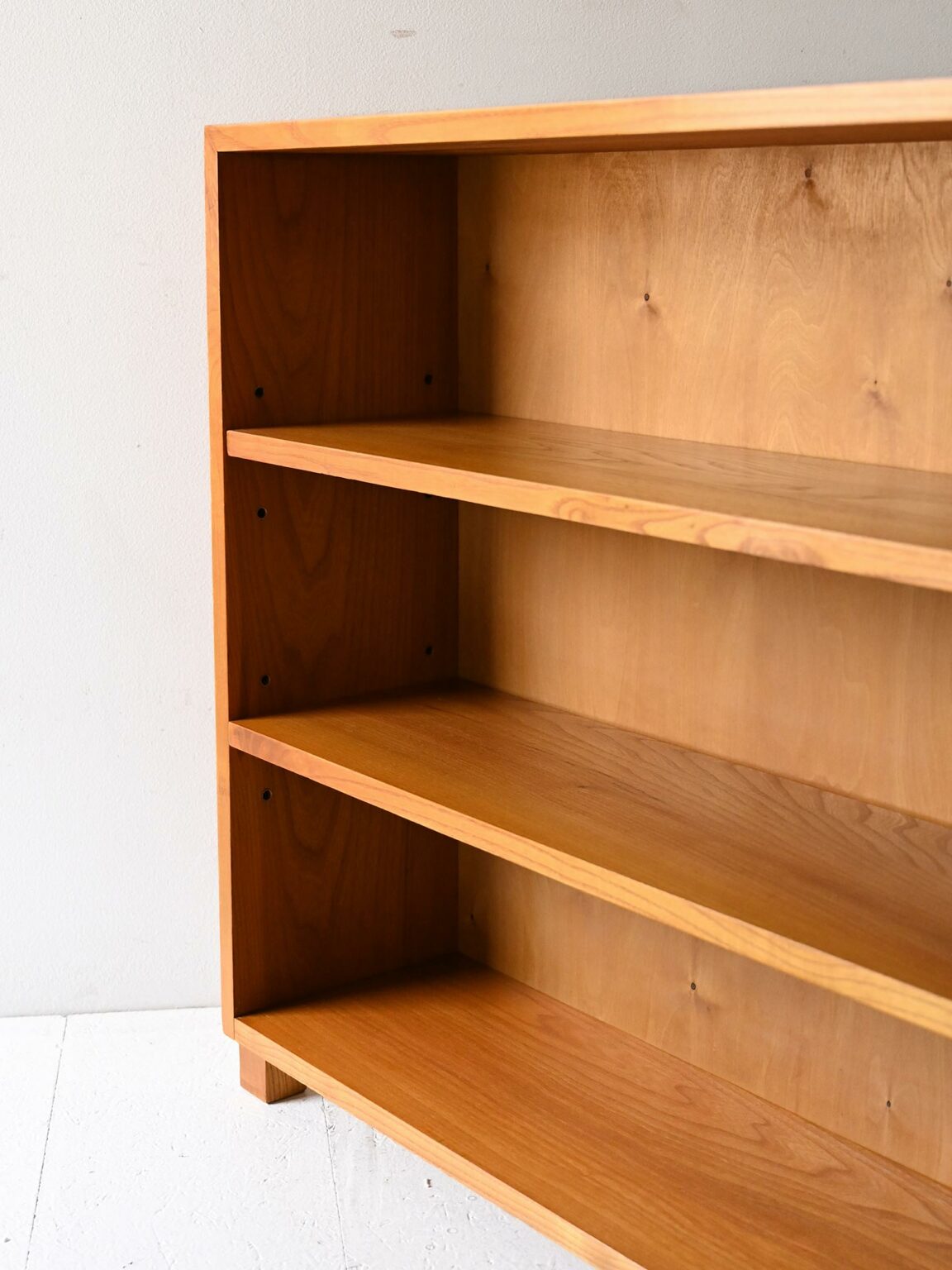 40s/50s vintage Scandinavian elm bookcase | Casafika