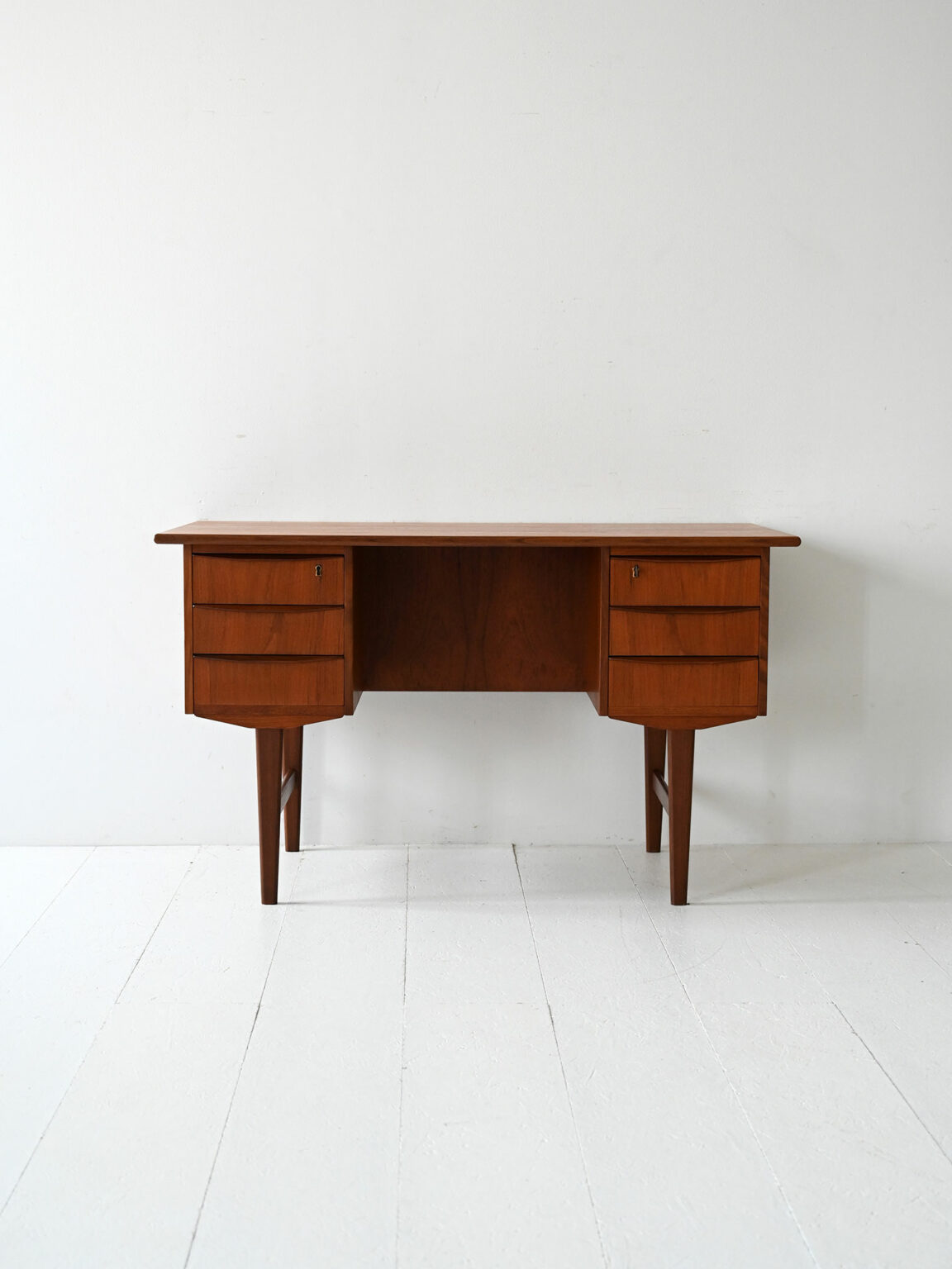 Danish freestanding desk from the 50s/60s | Casafika