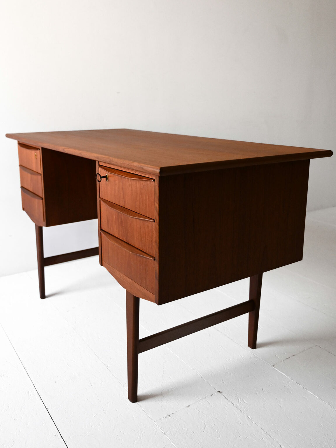 Danish freestanding desk from the 50s/60s | Casafika
