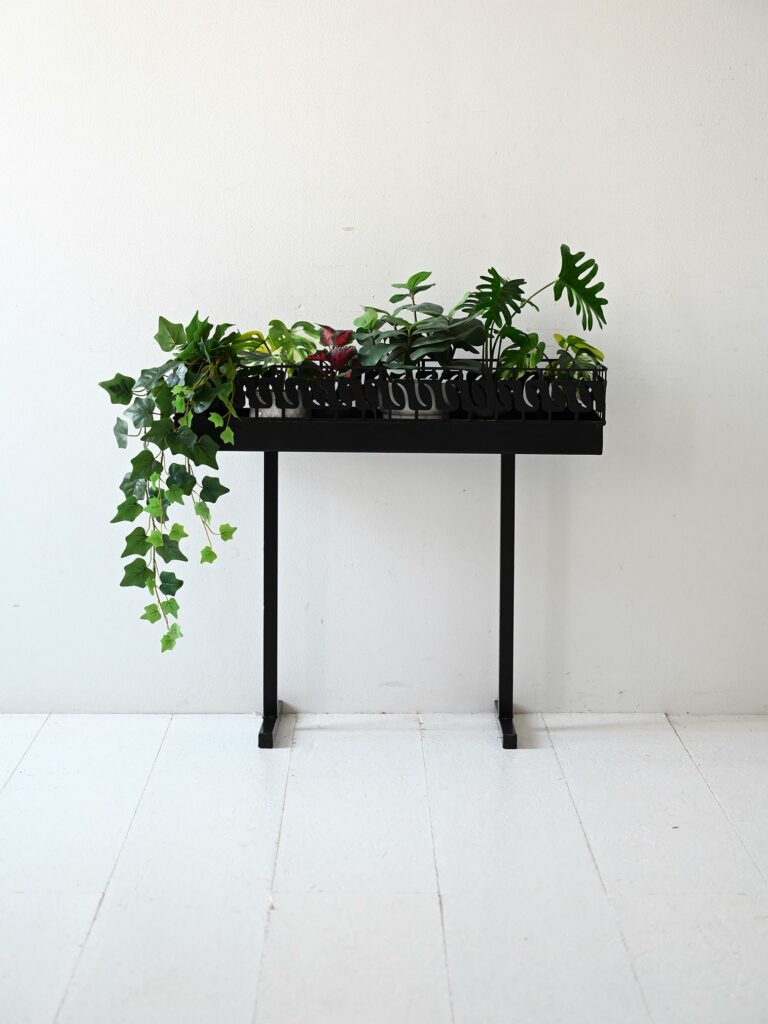 Scandinavian metal planter | Casafika