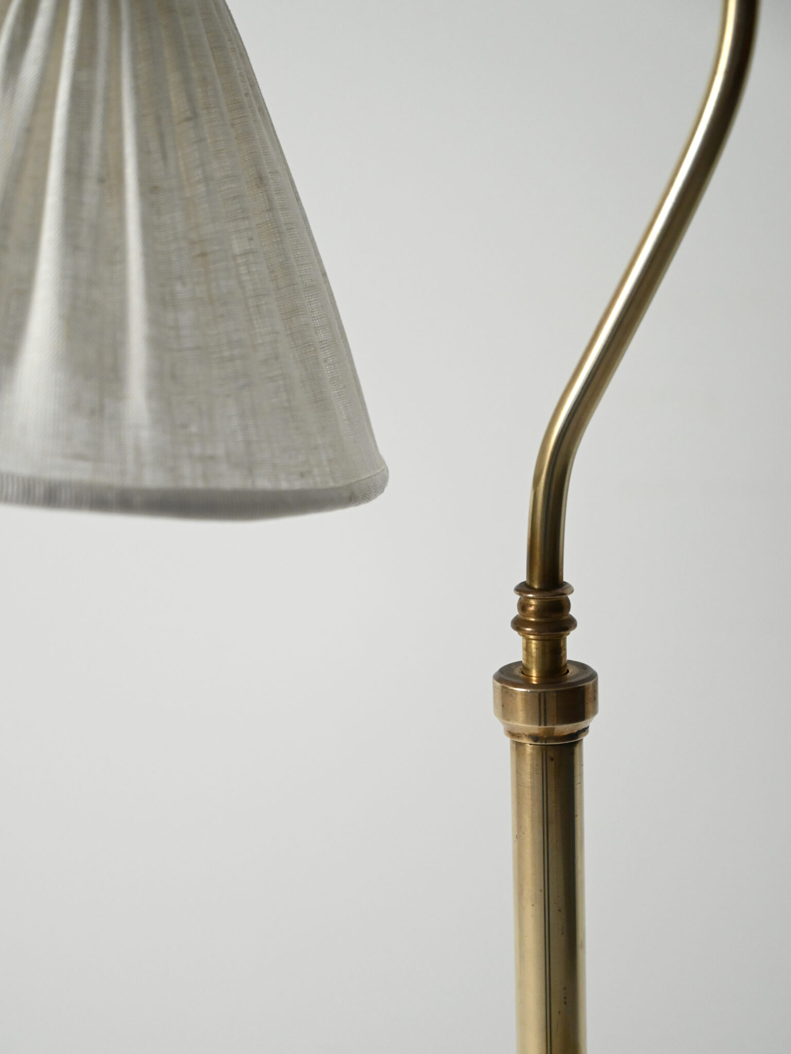 Scandinavian curved neck floor lamp in brasson, 1950s | Casafika