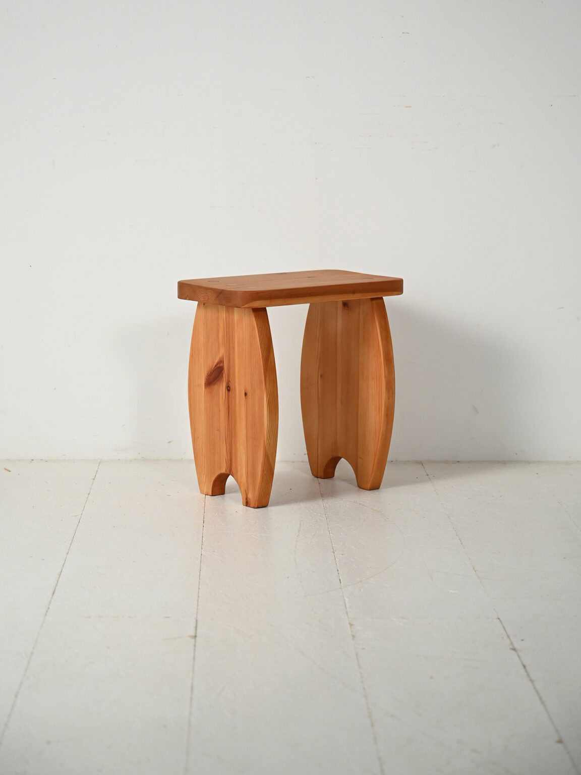 Scandinavian solid pine stool | Casafika