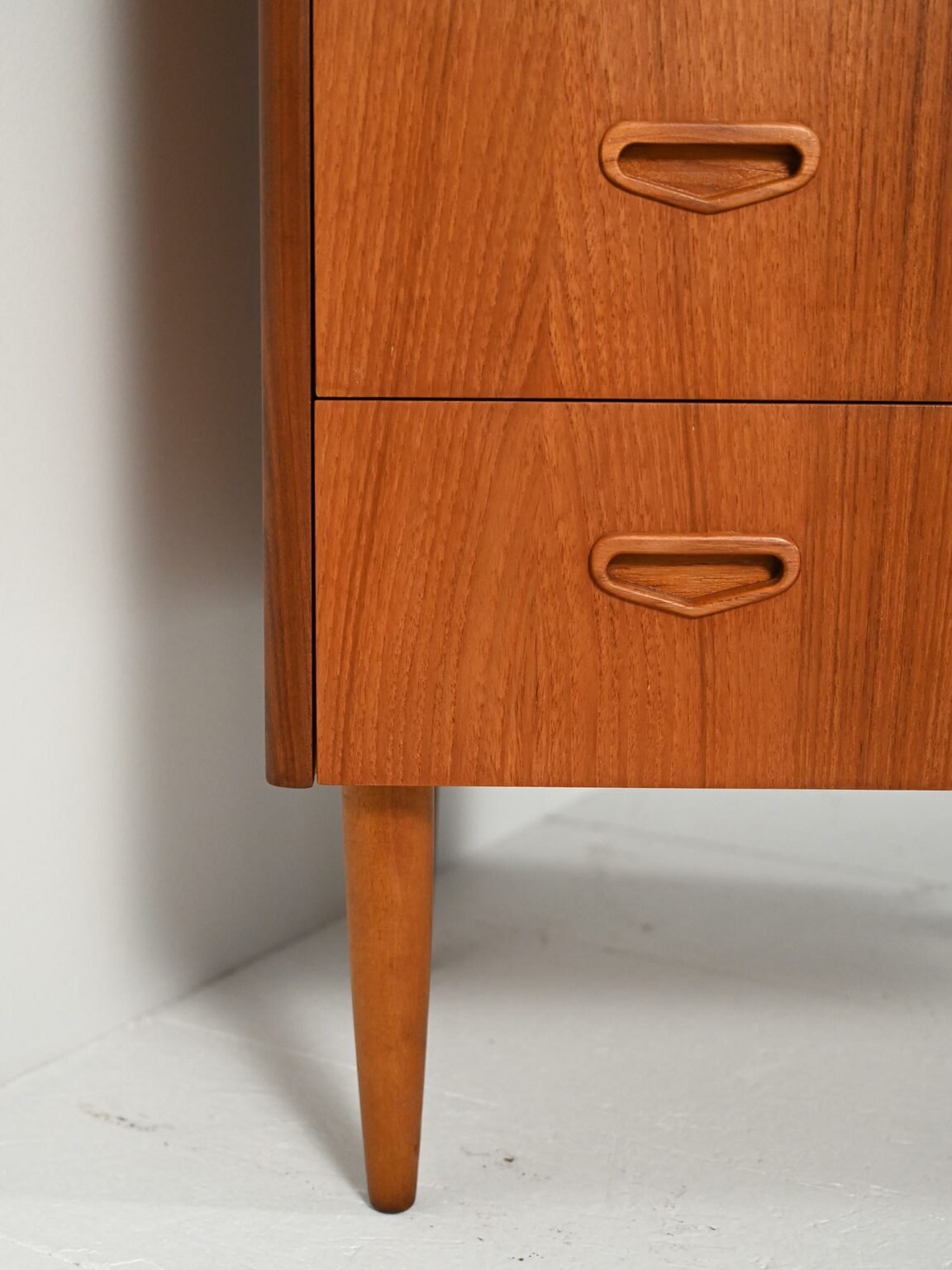 Scandinavian chest of drawers with inverted triangle handles | Casafika