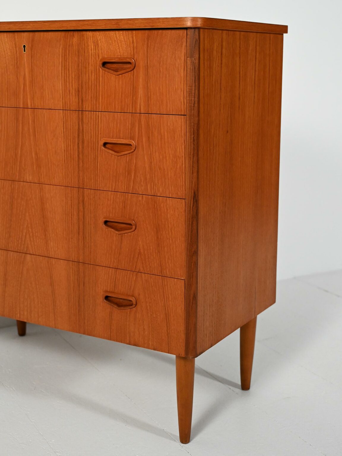 Scandinavian chest of drawers with inverted triangle handles | Casafika