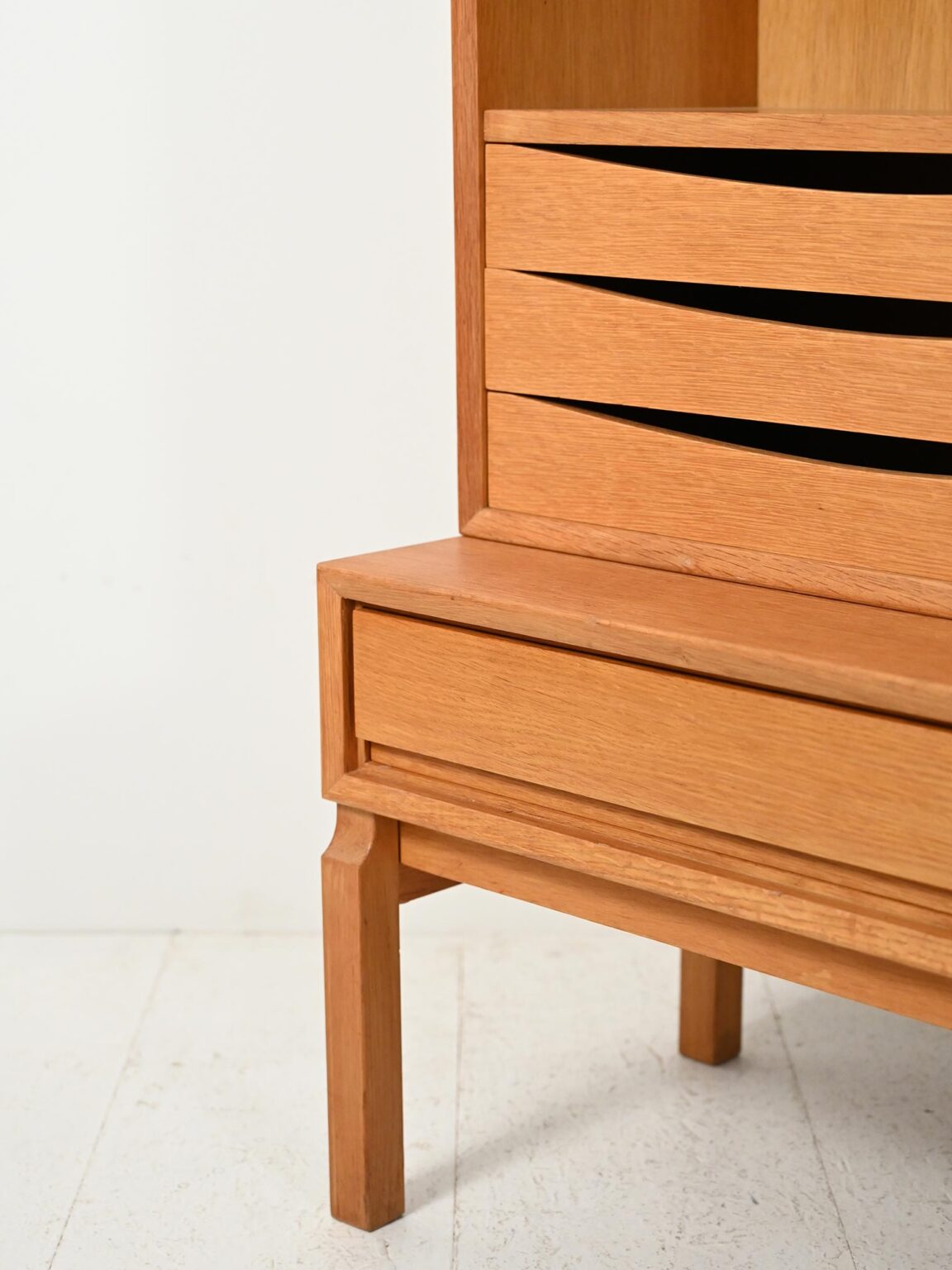 Modular oak bookcase by Marian Grabinski | Casafika